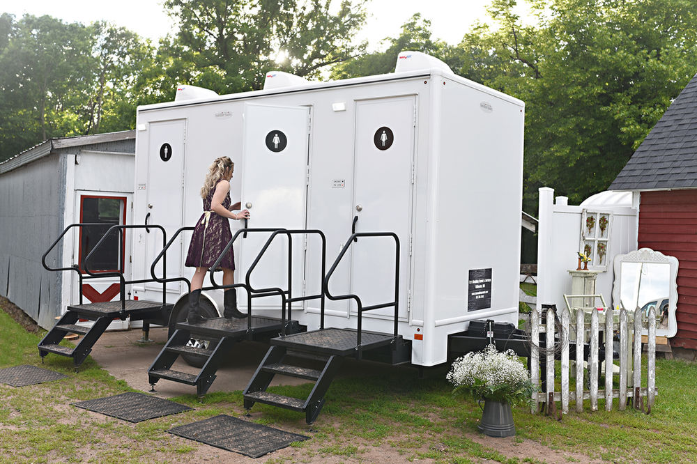 12 Reasons to Rent Luxury Restroom Trailers for Yo - DREAMMAKER ...